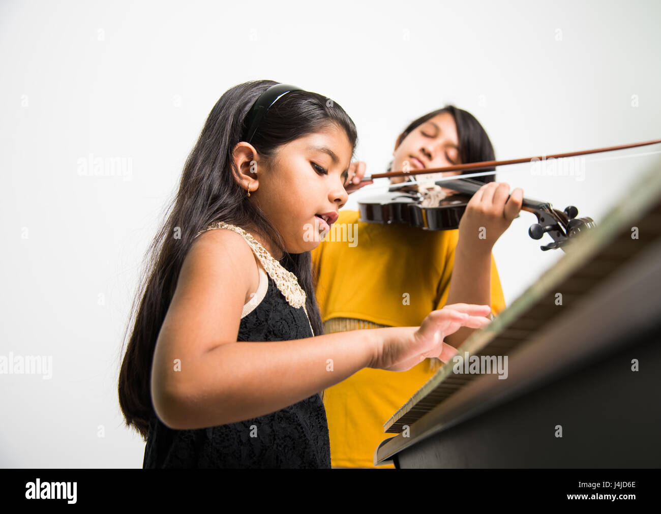 Two girls play violin hi-res stock photography and images - Alamy