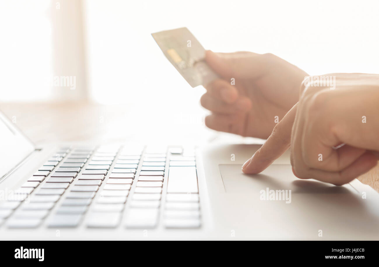 Hands human credit card hi-res stock photography and images - Alamy