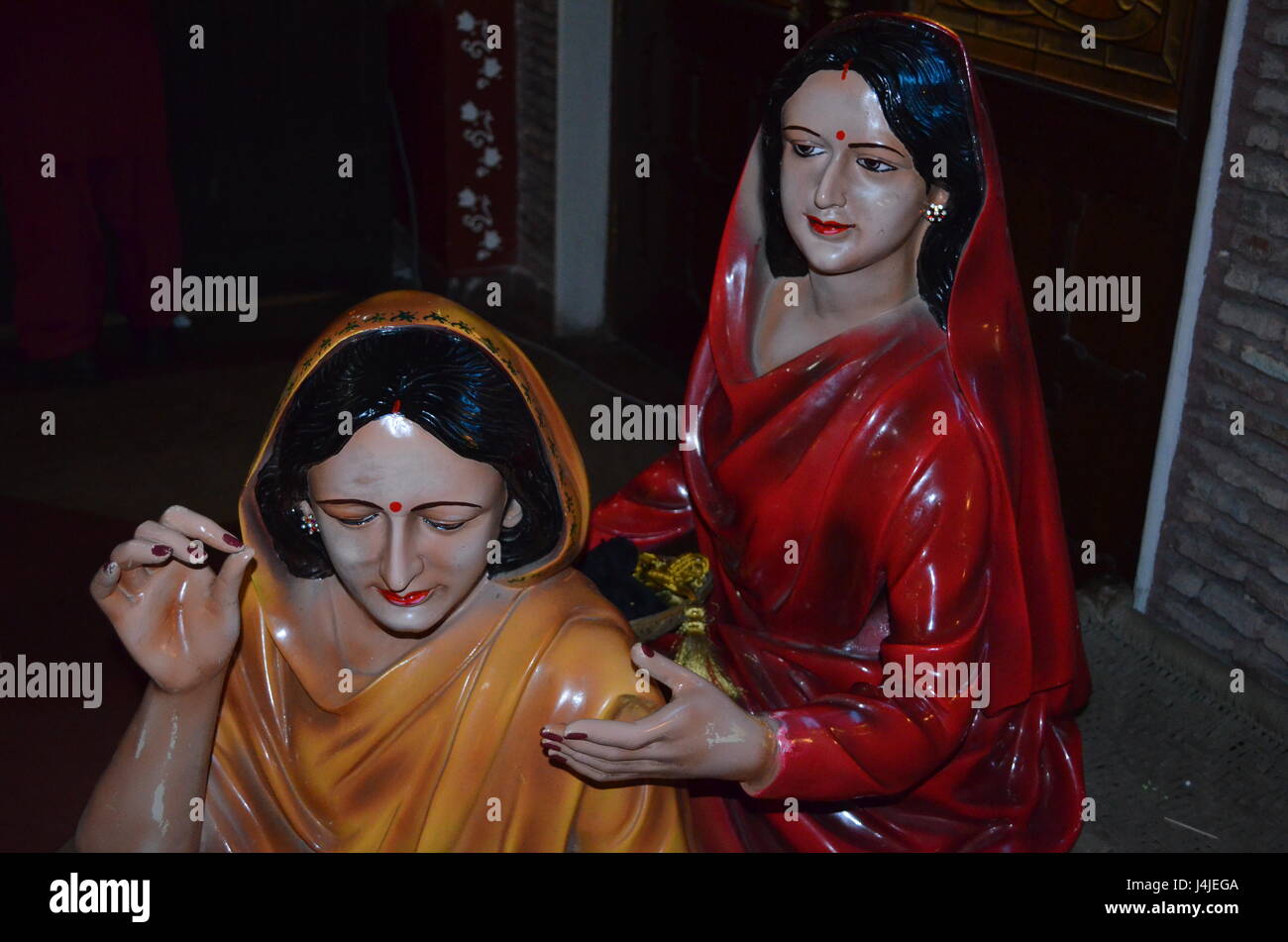 Statue of two women Stock Photo - Alamy