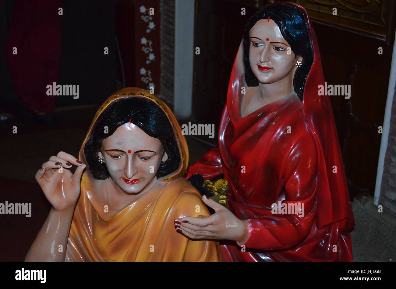 Statue of two women Stock Photo - Alamy