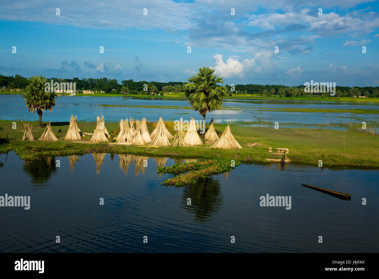 Jute boats hi-res stock photography and images - Alamy