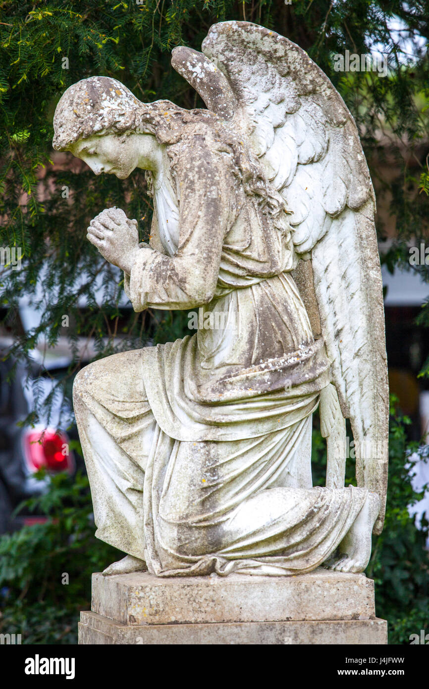 Grave angel hi-res stock photography and images - Alamy