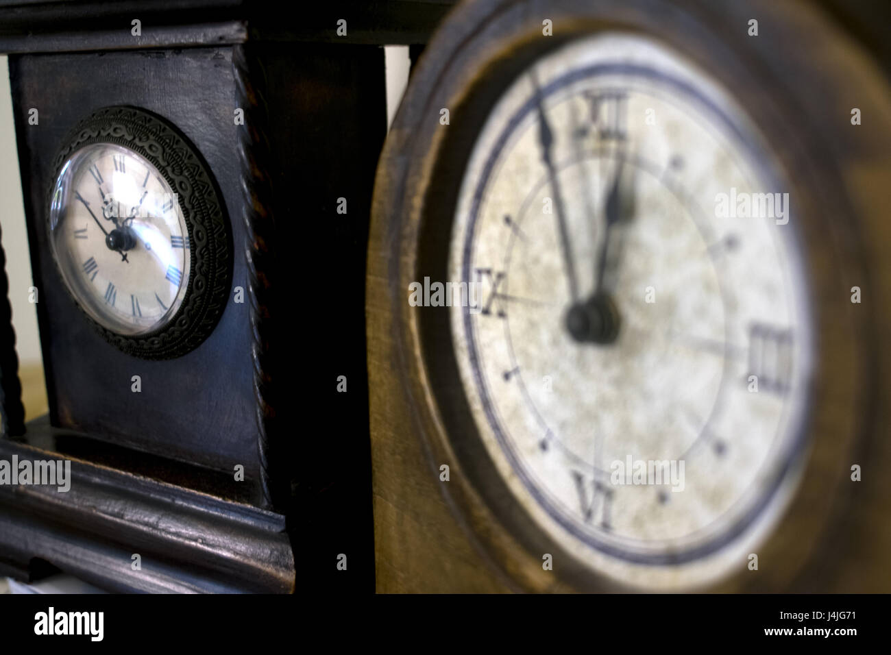 Antique clocks hi-res stock photography and images - Alamy