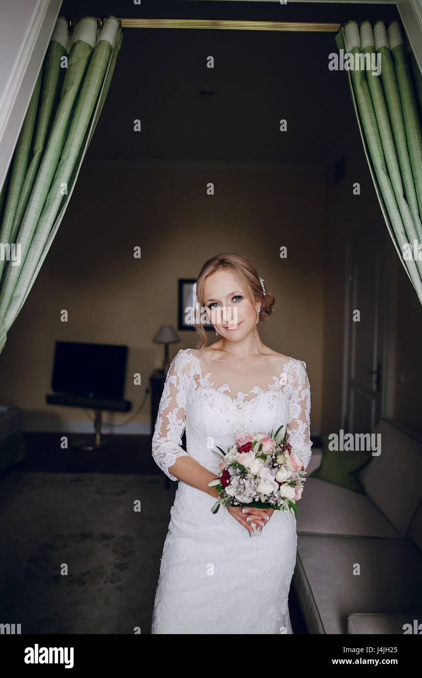 Bride in wedding dress Stock Photo - Alamy