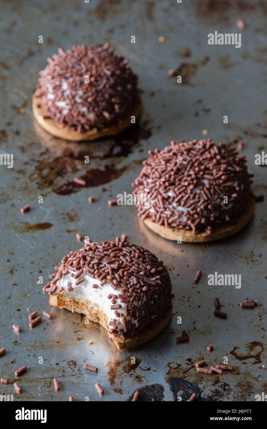Marshmallow biscuits hi-res stock photography and images - Alamy
