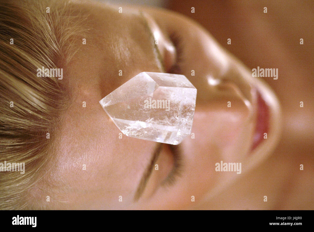 Precious stone therapy, woman, head, forehead, rock crystal, détente ...