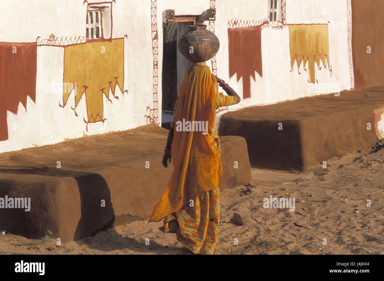 India, Rajasthan, Jaisalmer, mucky construction, woman, head load, back ...