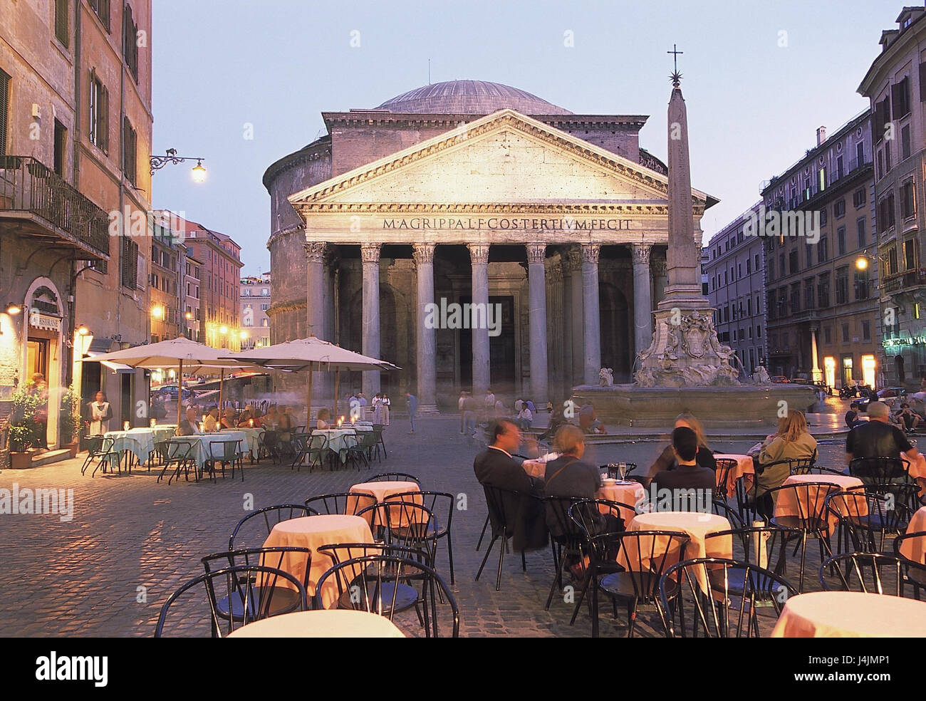 Italy, Rome, town view, pantheon, Piazza della Rotonda, evening town ...
