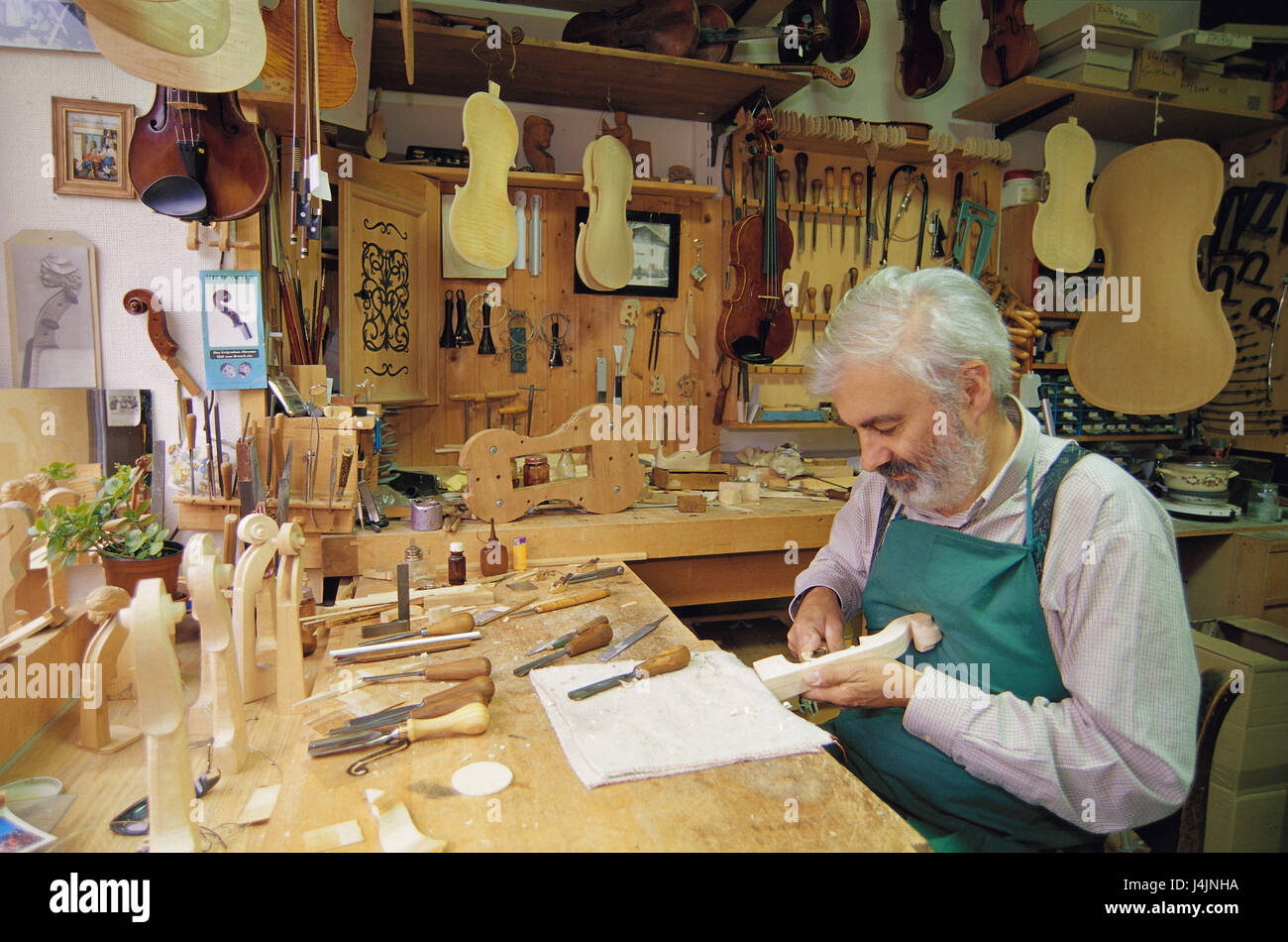 Violin making garage hi-res stock photography and images - Alamy