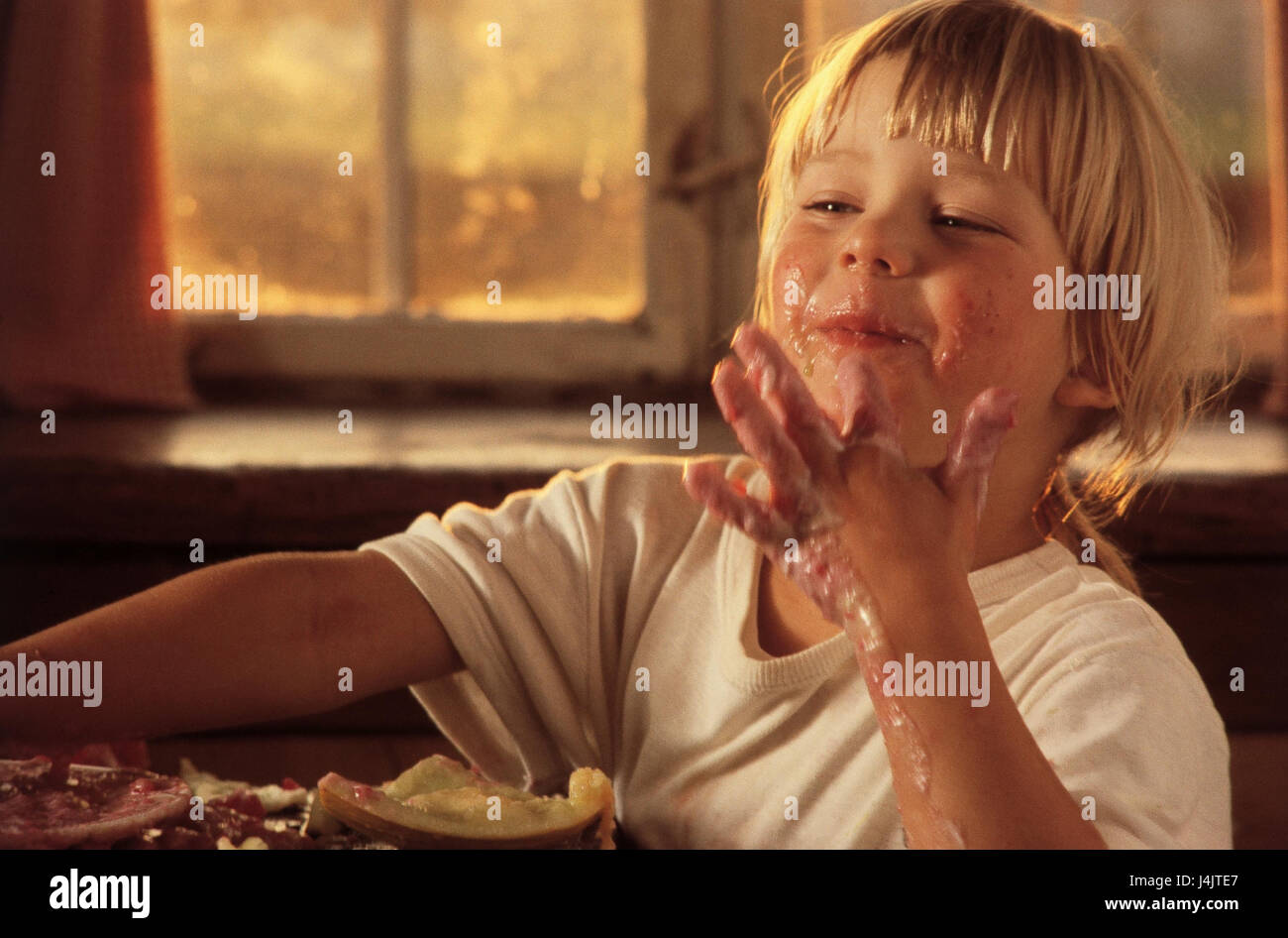 Girls, eat, hand, look, smears, portrait inside, at home, child ...