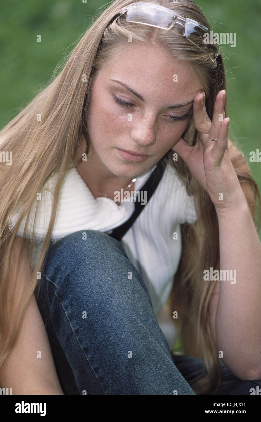 Meadow, girl, sadly, gesture, portrait outside, teenager, young persons ...