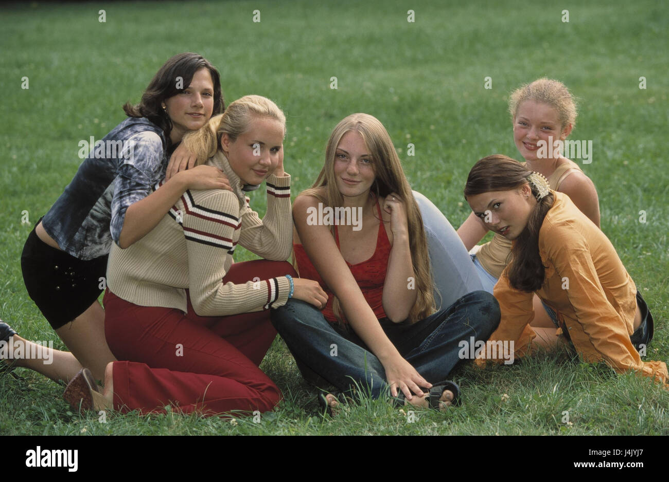 Meadow, young persons, friends, group picture outside, girls, teenagers ...