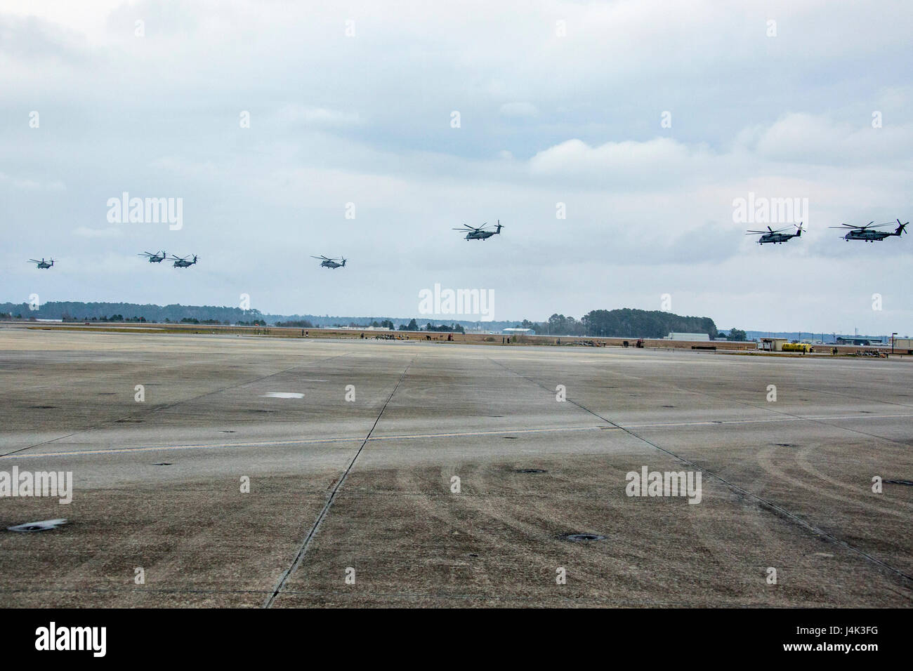 U.S. Marines with Marine Heavy Helicopter Squadron 464 conduct a “Max ...