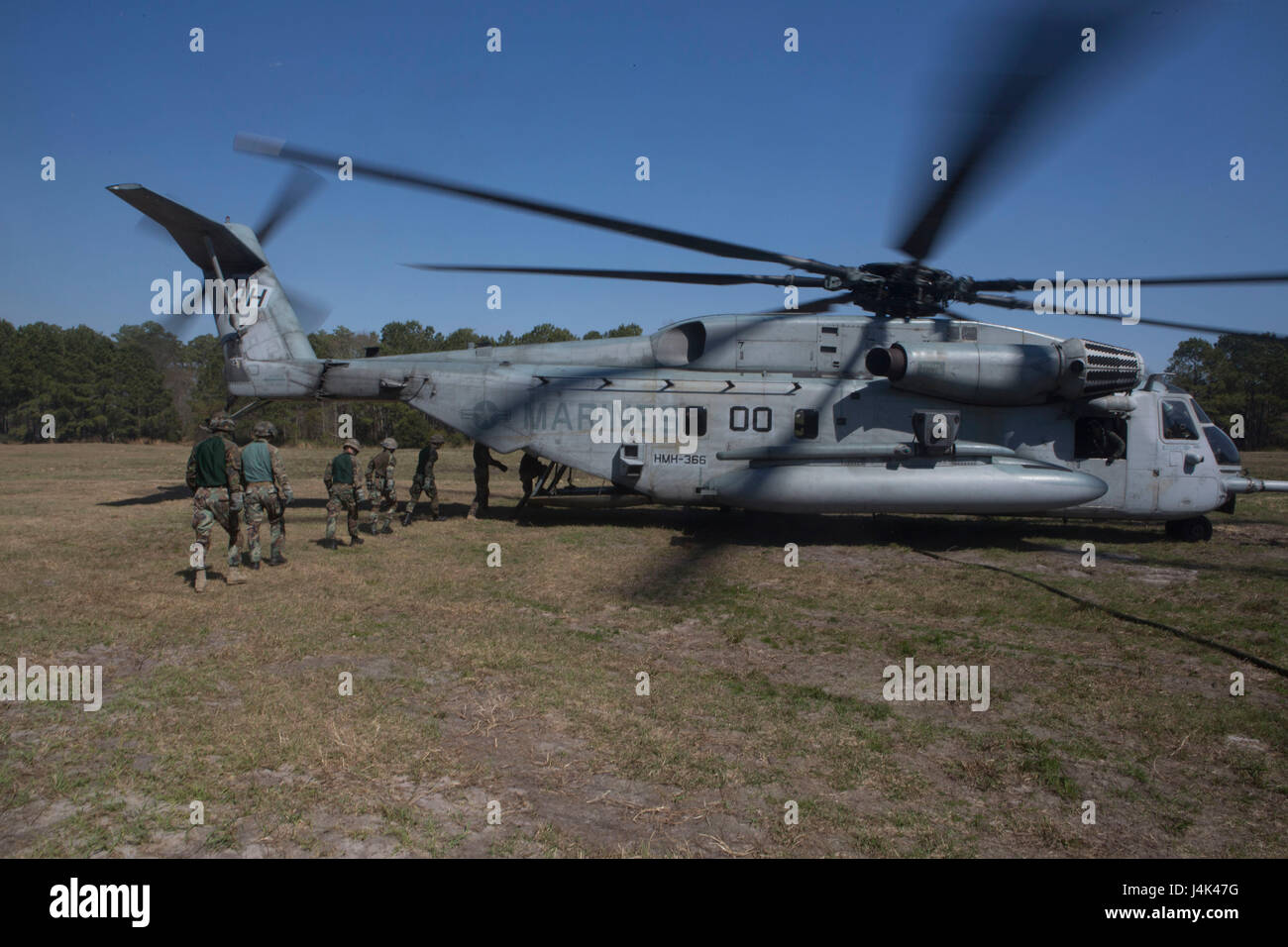 Royal Dutch Marines load into a U.S. Marine Corps CH-53E Super Stallion ...