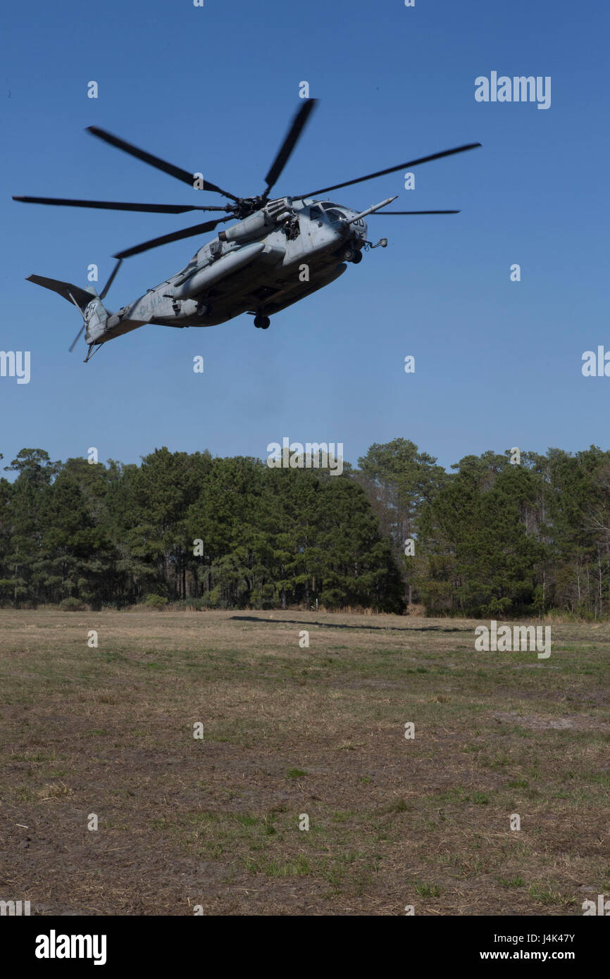 Royal marines fast roping hi-res stock photography and images - Alamy