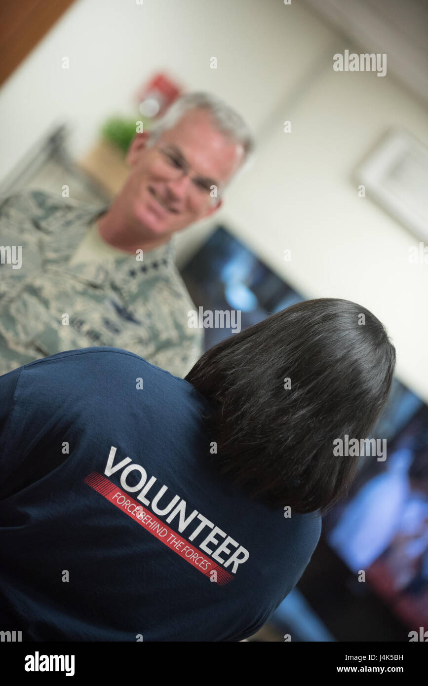 U.S. Air Force Vice Chairman of the Joint Chiefs of Staff meets USO ...
