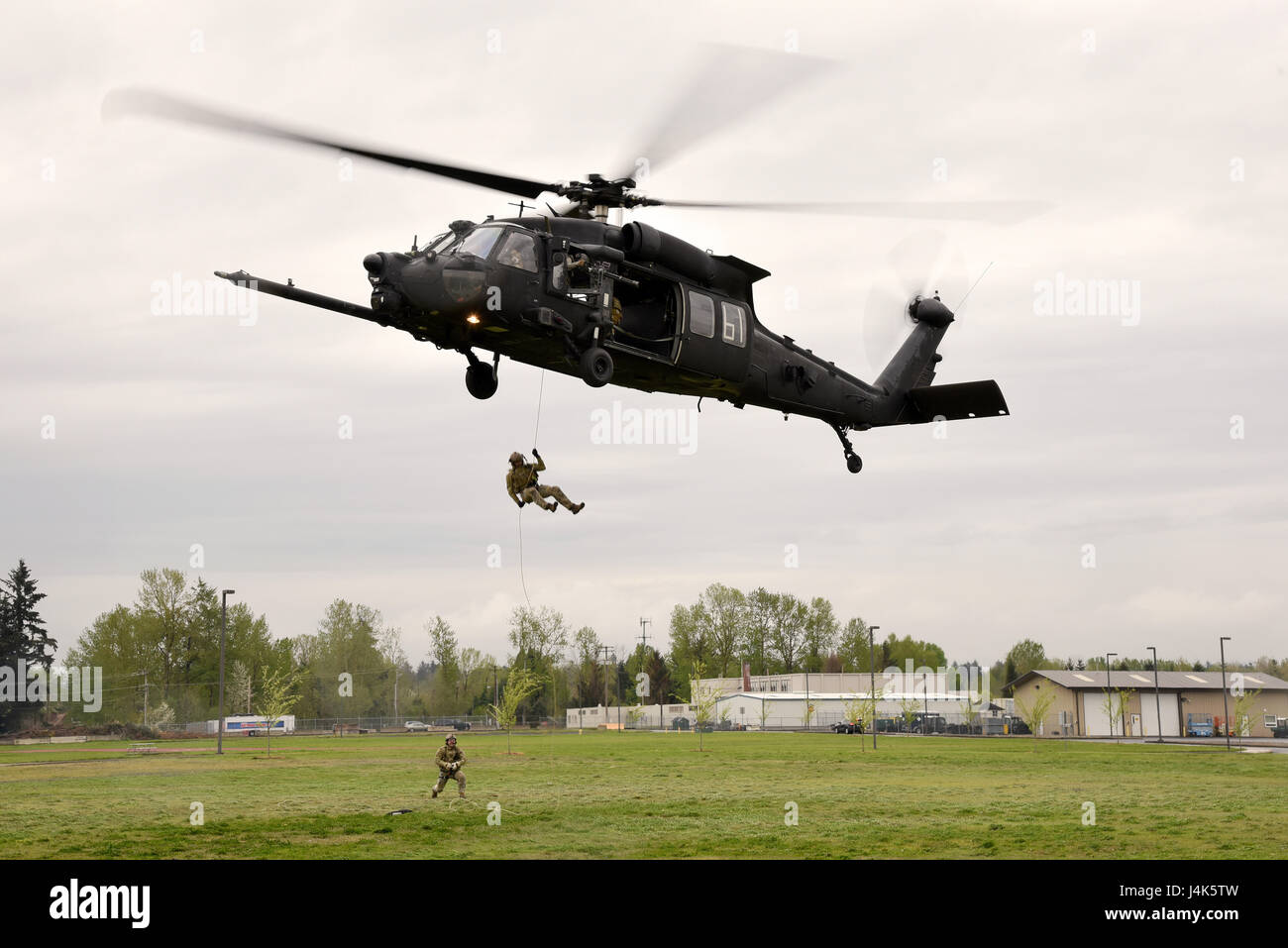 Oregon Air National Guard members from the 142nd Fighter Wing, 125th ...