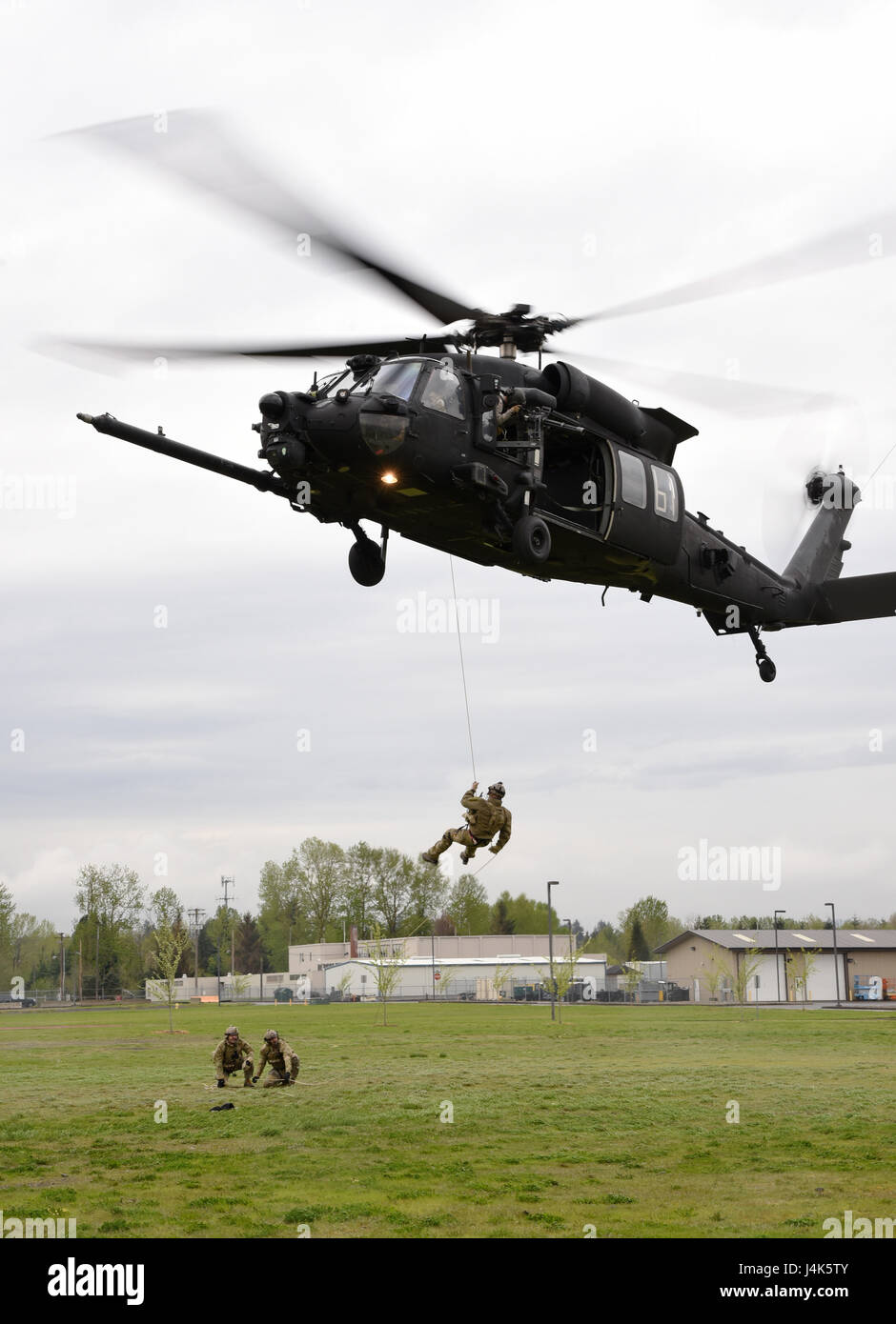 Oregon Air National Guard members from the 142nd Fighter Wing, 125th ...