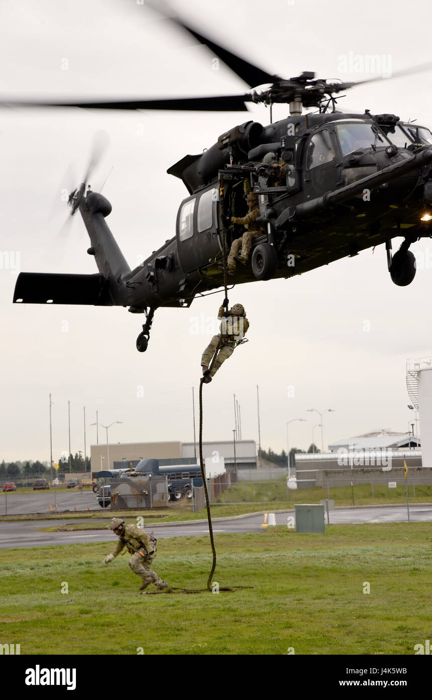 Oregon Air National Guard members from the 142nd Fighter Wing, 125th ...