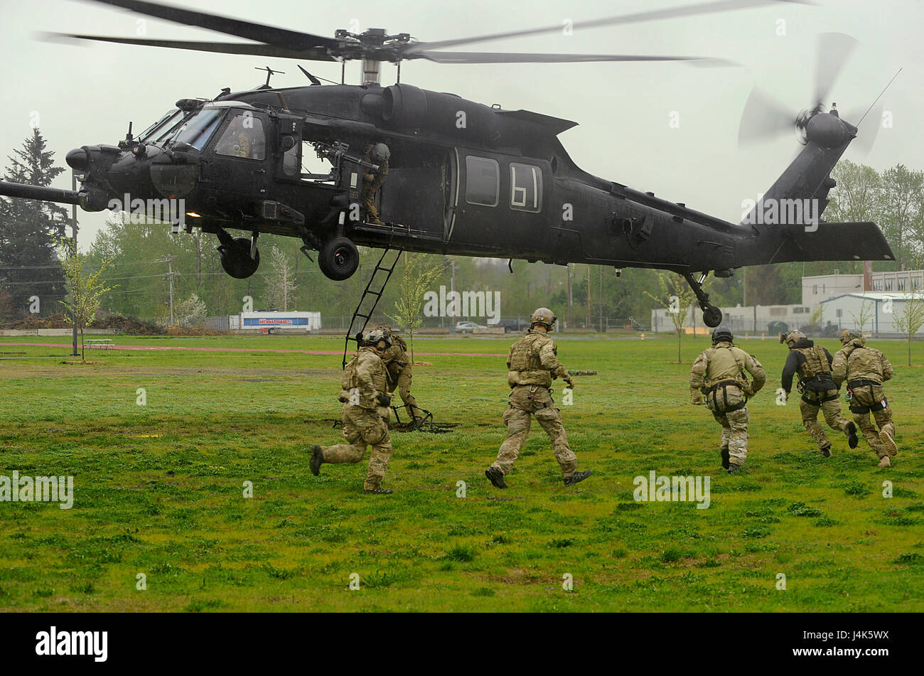 Oregon Air National Guard members from the 142nd Fighter Wing, 125th ...