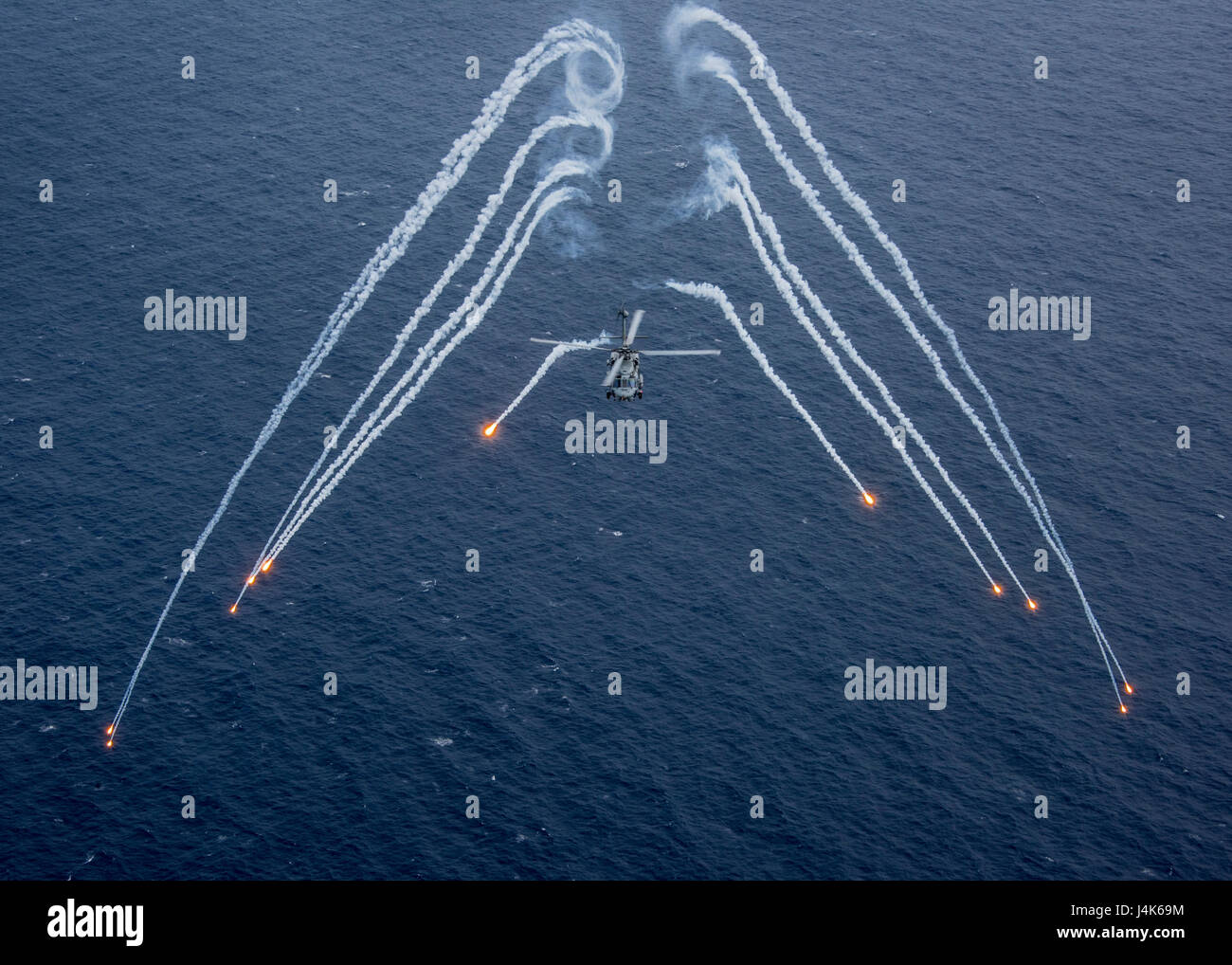 Chaff flares hi-res stock photography and images - Alamy