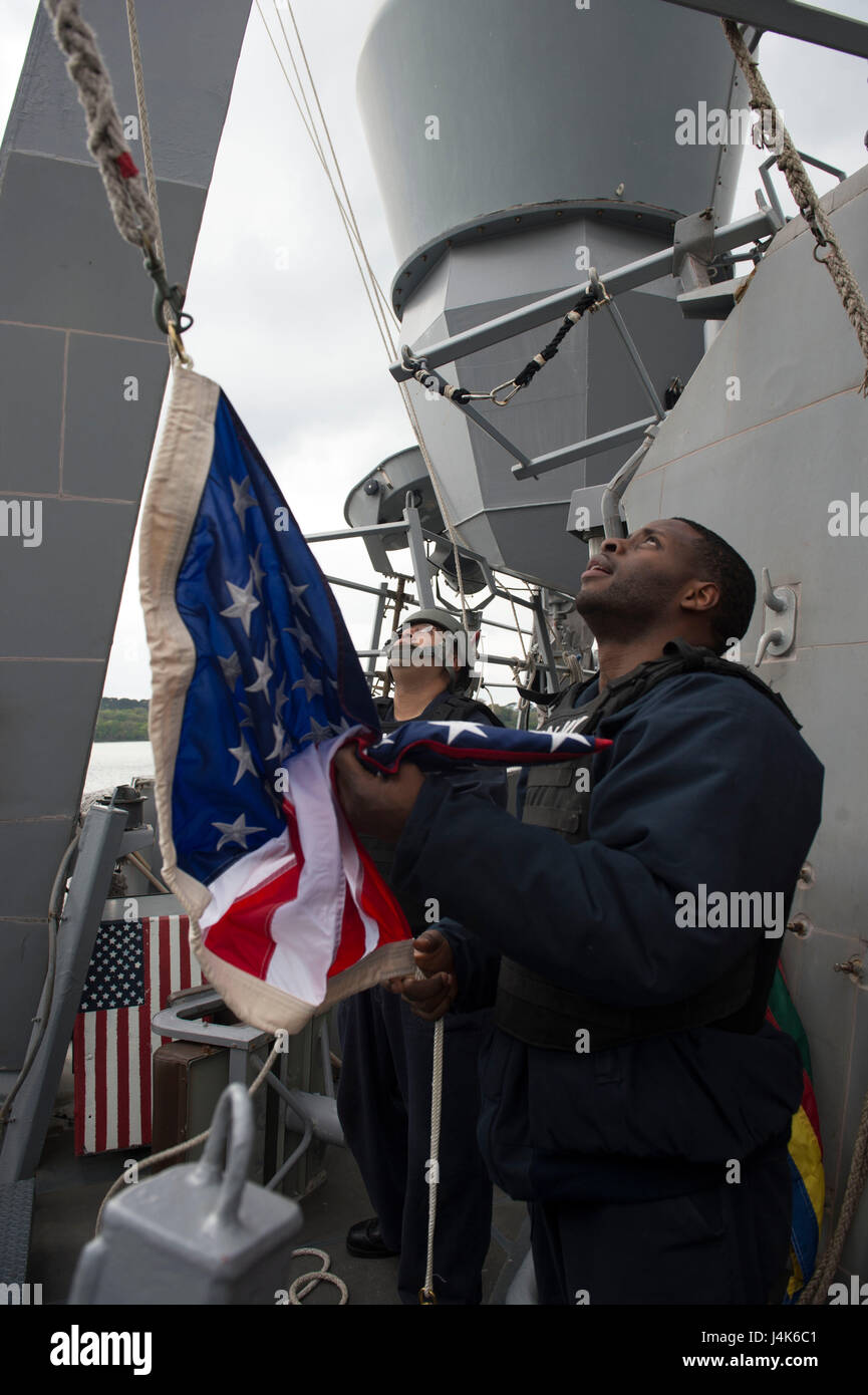 Guided missile destroyer uss carney ddg 64 hi-res stock photography and ...