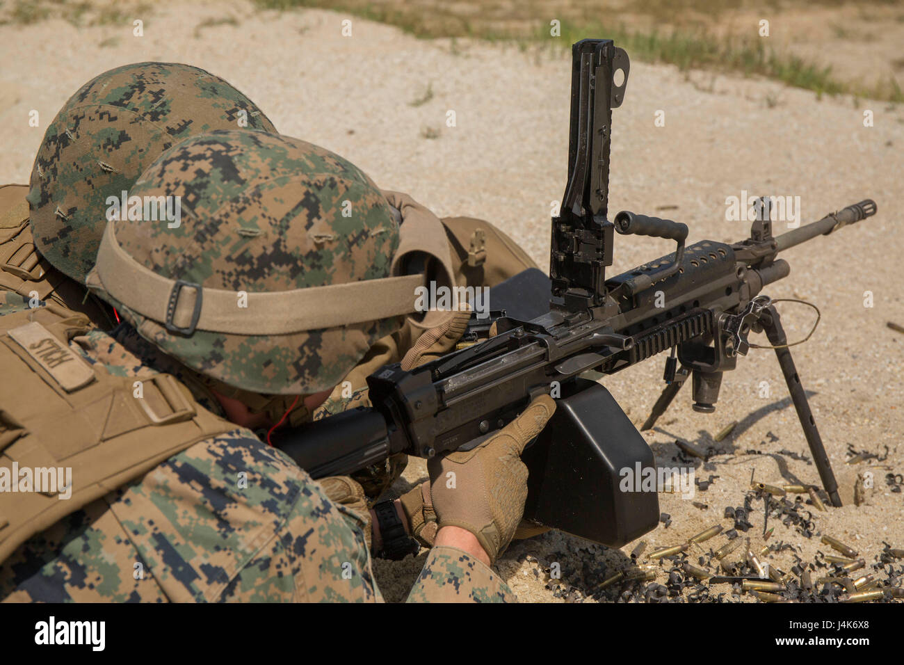 Marines clear out an M249 light machine gun during a machine gun course ...