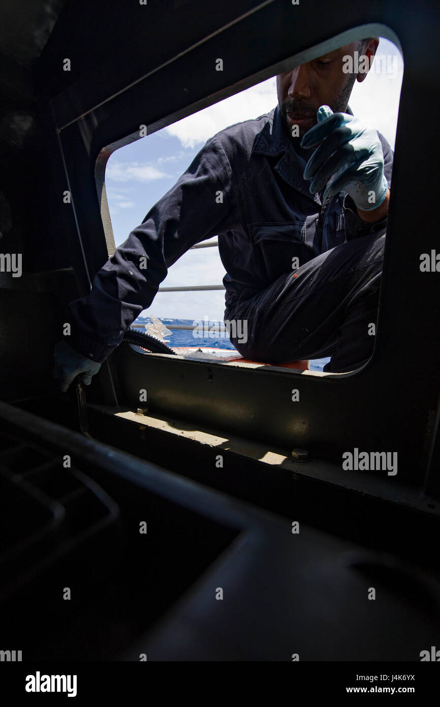 170429-N-EO381-033 CARIBBEAN SEA (April 29, 2017) - Boatswain's Mate ...