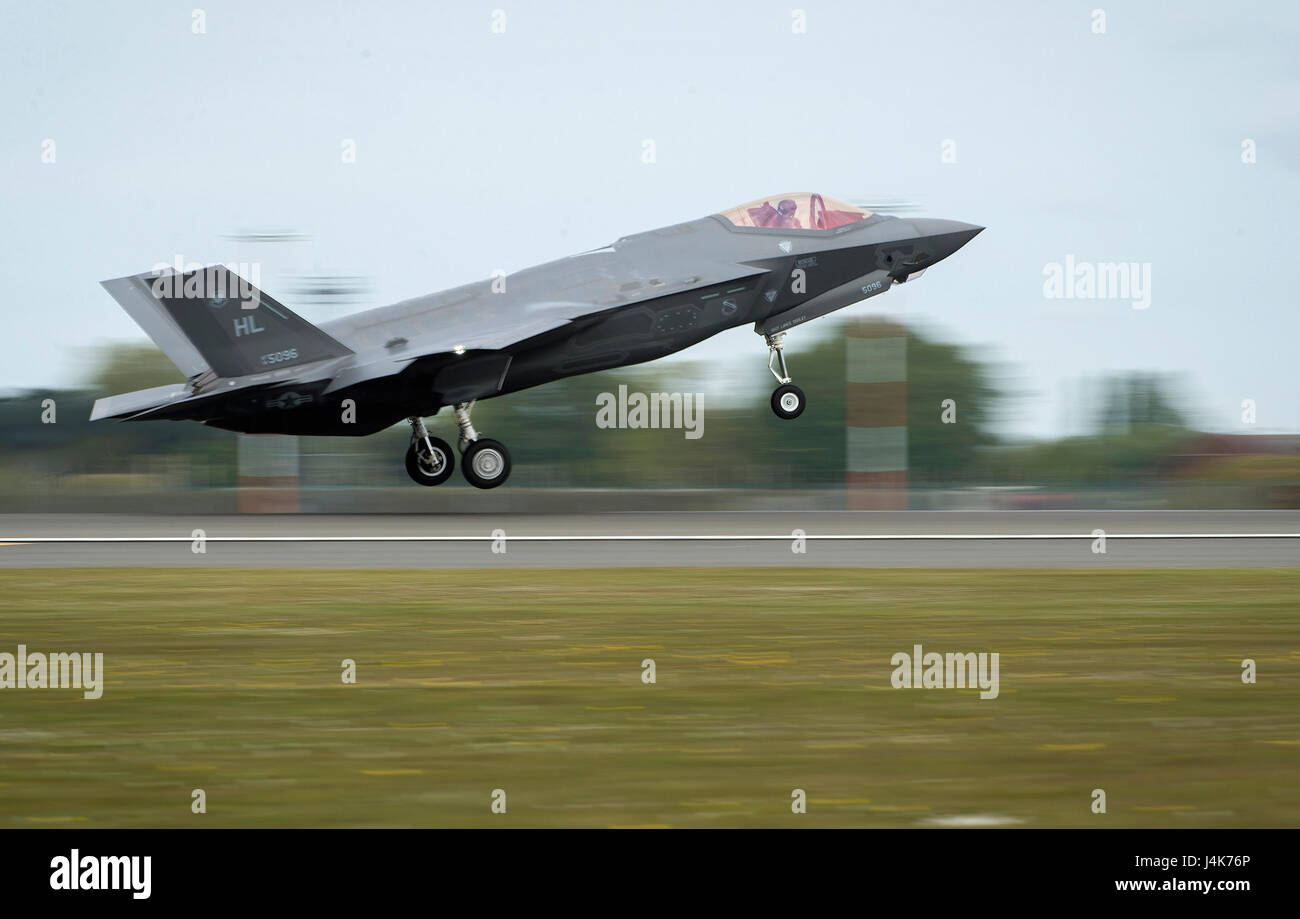 34th fighter generation squadron hi-res stock photography and images ...