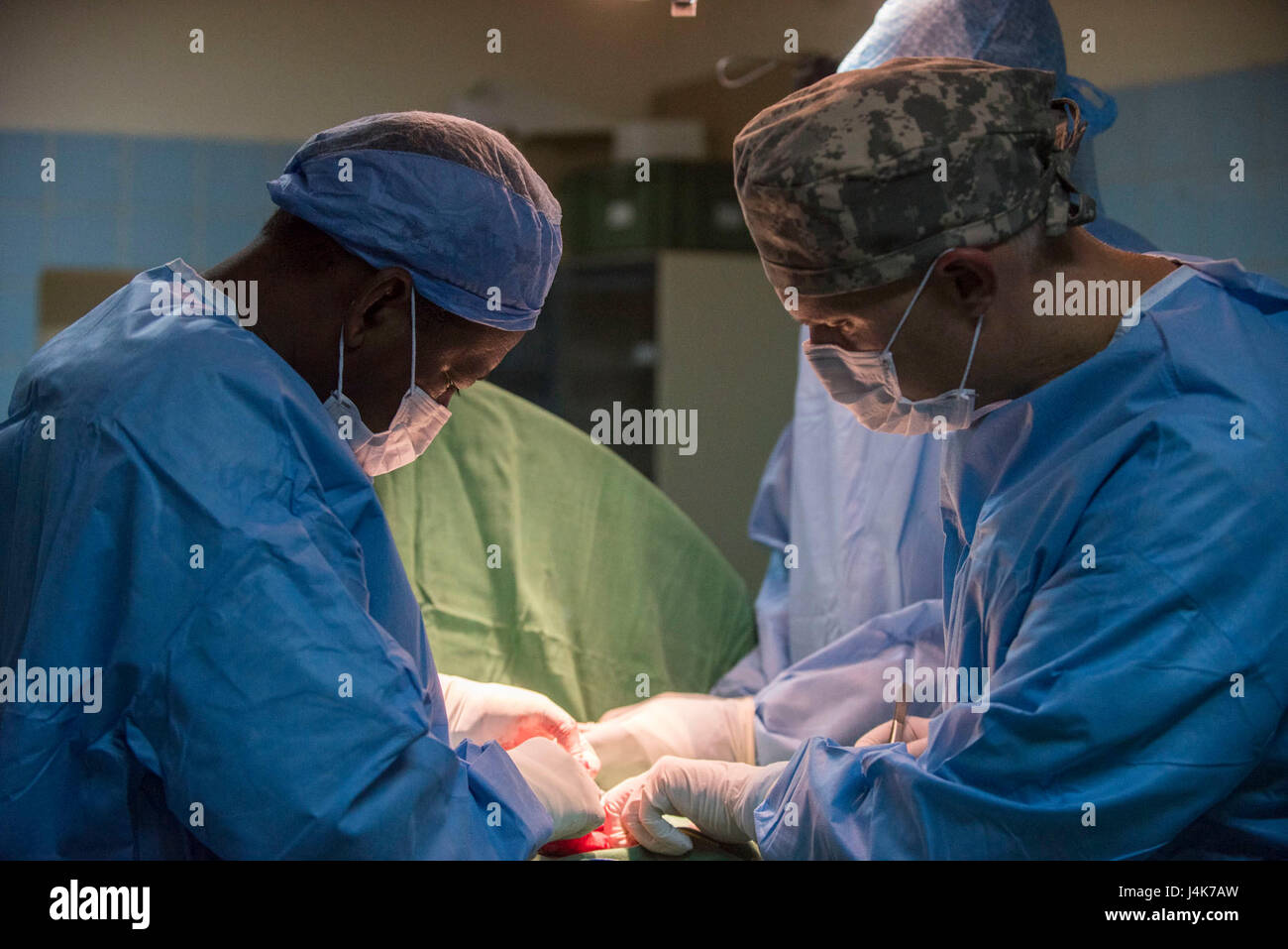 Military medical personnel perform hi-res stock photography and images ...