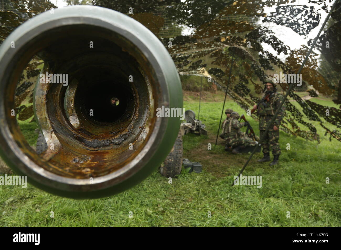 Romanian Soldiers of 817 Artillery Battalion perform pre-combat checks ...