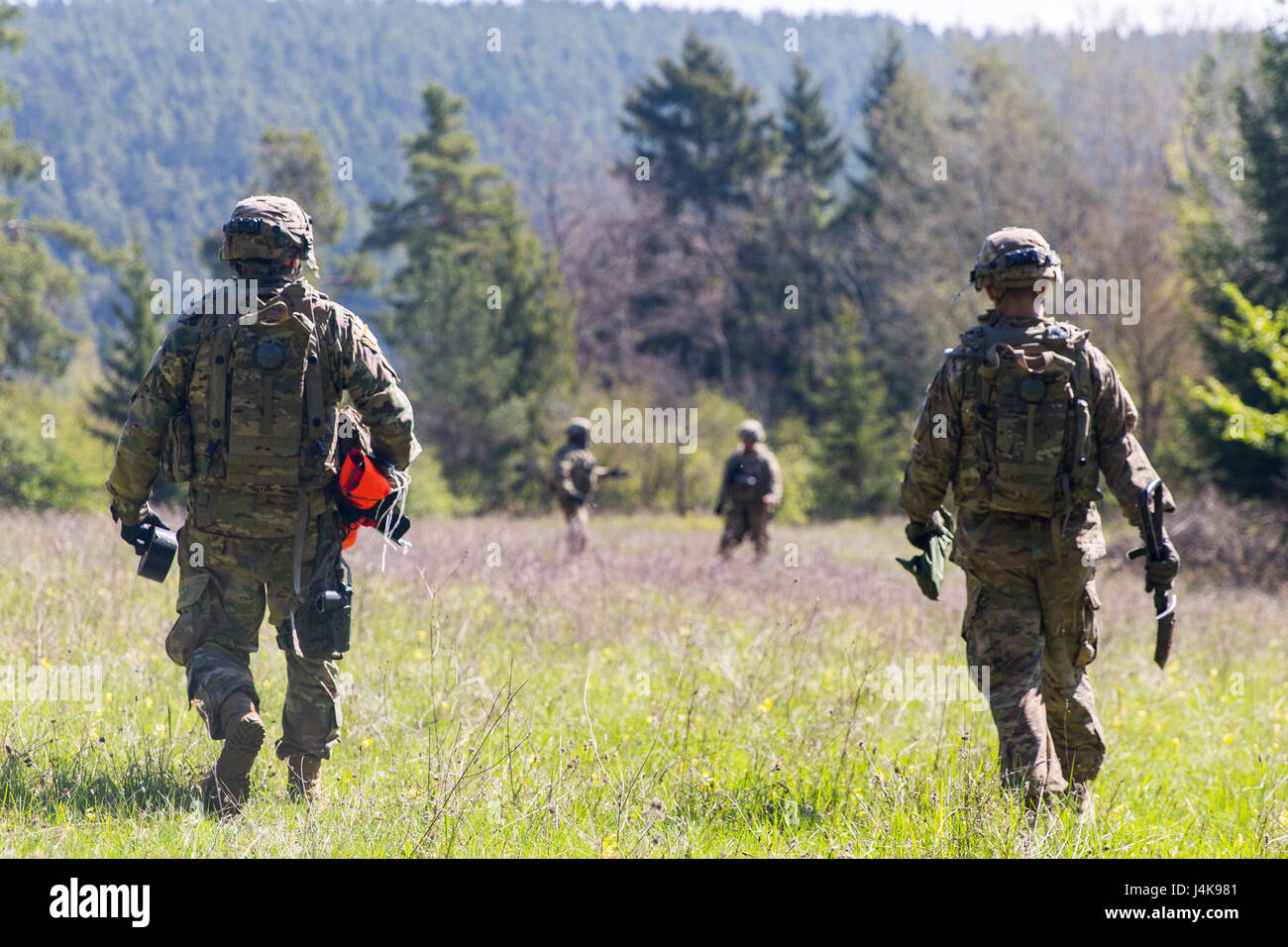 U.S. Army Soldiers of Bravo Troop, Regimental Support Squadron clear a ...
