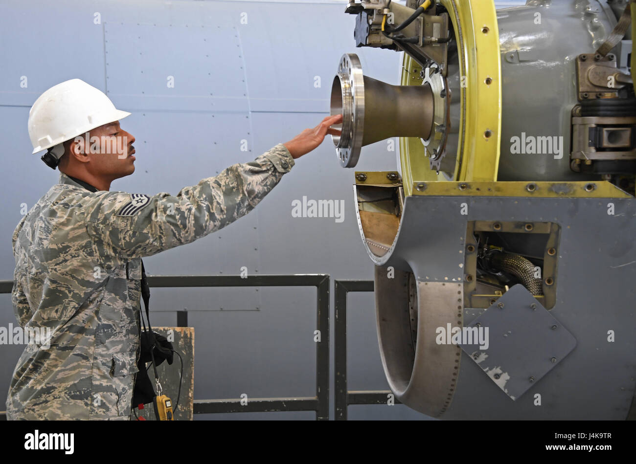 146th airlift wing maintenance hi-res stock photography and images - Alamy