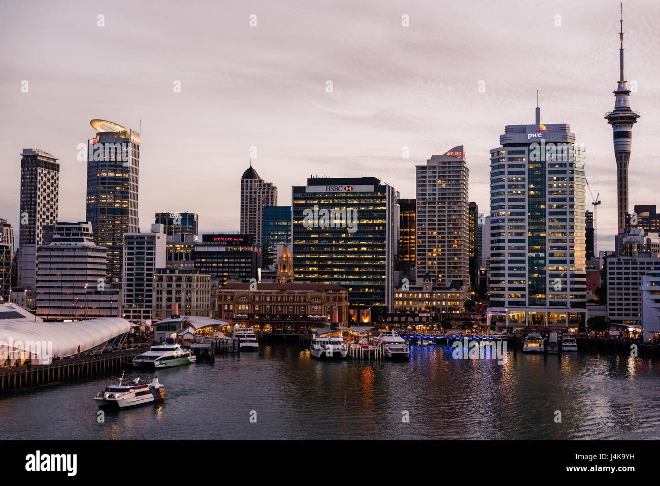 Hsbc building in background hi-res stock photography and images - Alamy