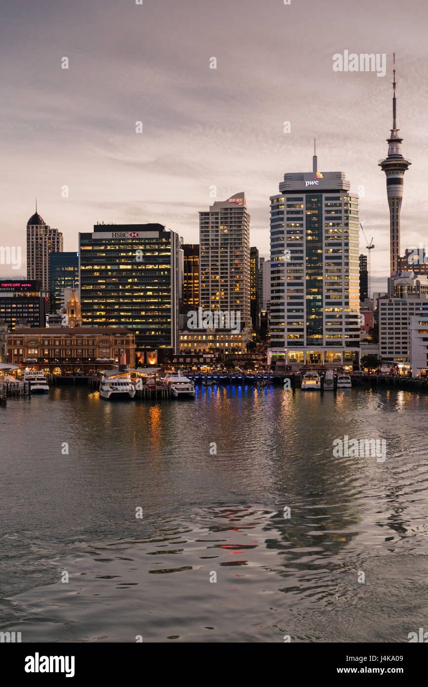 Hsbc building in background hi-res stock photography and images - Alamy