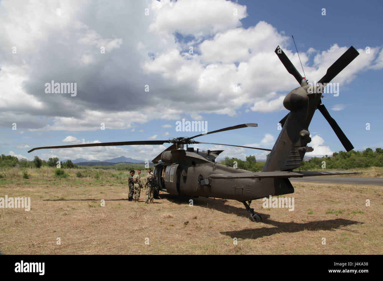 Philippine and U.S. Soldiers prepare to board a UH-60 Black Hawk ...