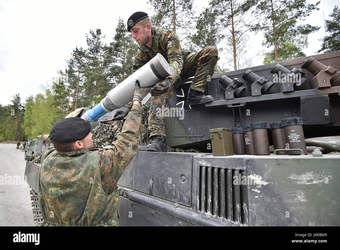 Team Germany receives ammunition for its Leopard 2A6 tanks before ...