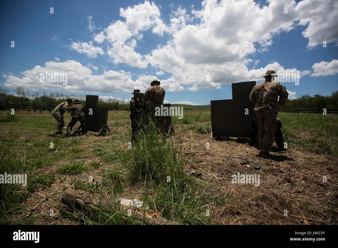 Philippine and U.S. Soldiers fire M4 carbine weapons during ...