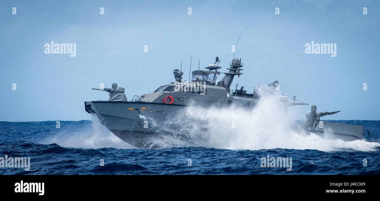 Sailors assigned to Explosive Ordnance Disposal Mobile Unit 5 (EODMU5 ...