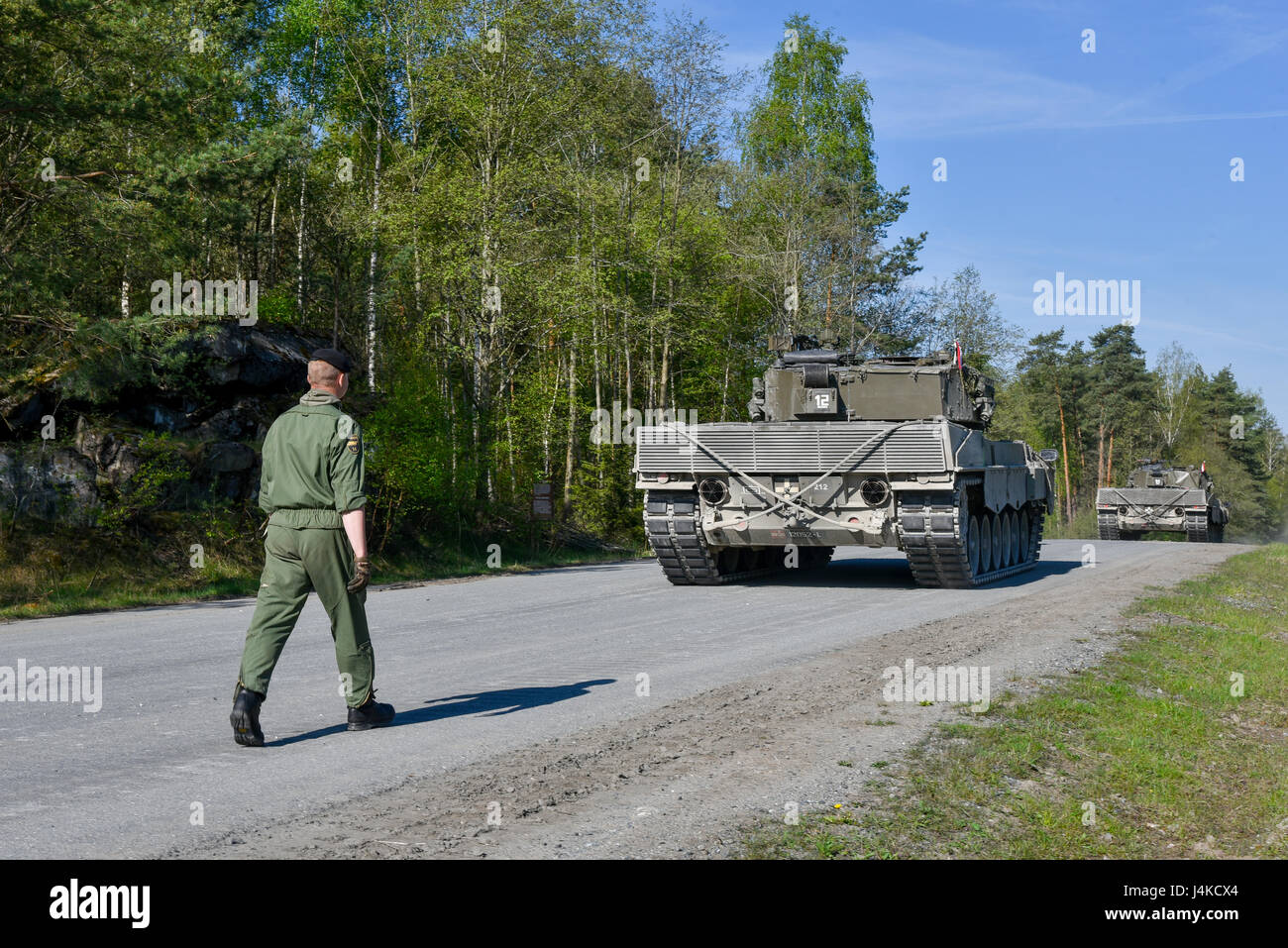 Team Austria maneuvers its Leopard 2A4 tanks to the start point for the ...