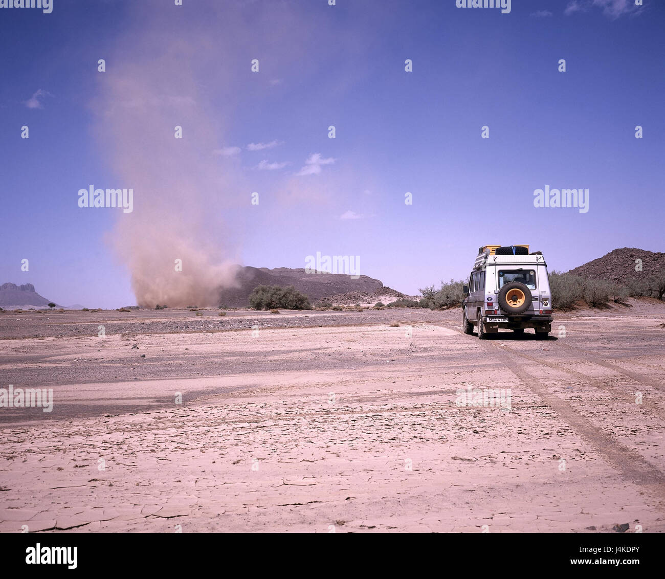Algeria, Hoggar, Sand runway, jeep, Sand attack Africa, Sahara ...