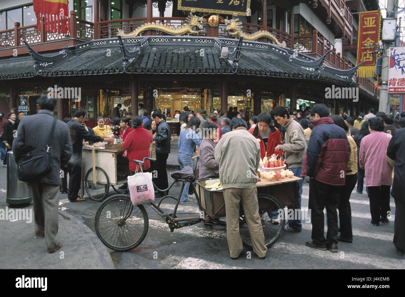 China, Shanghai, street scene, passer-by no model release, Asia ...