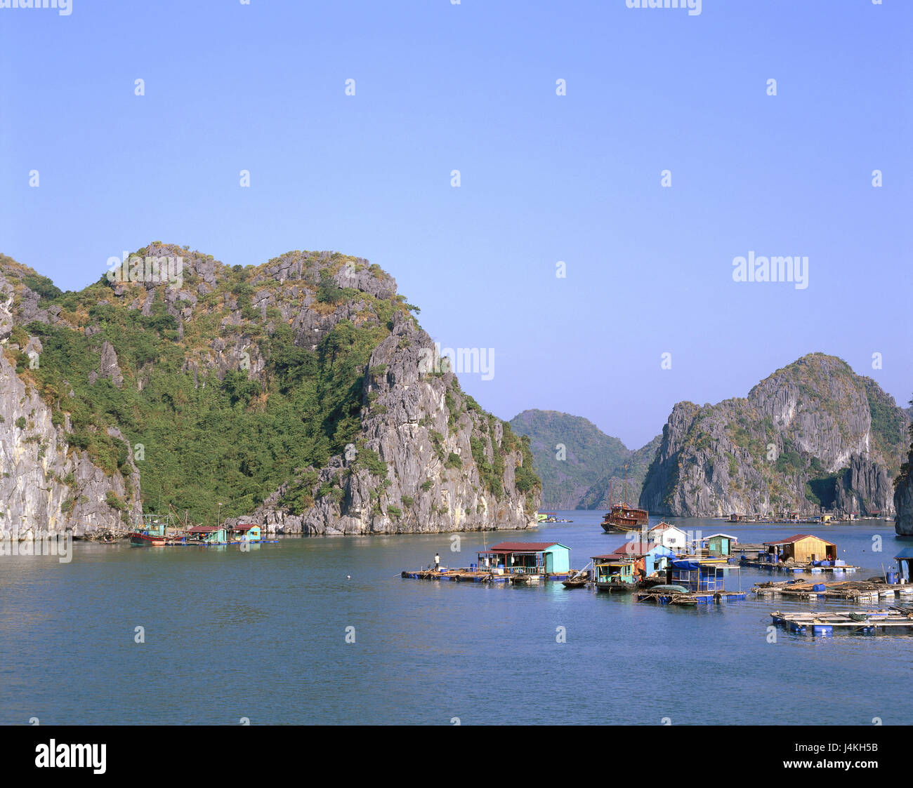 Vietnam, Halong Bay, bile islands, houseboats Asia, South-East Asia ...