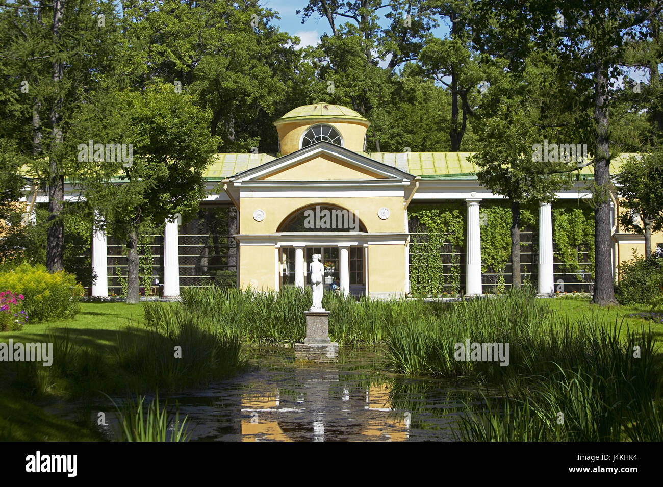 Russia, Pawlowsk, castle grounds, aviary, pond, statue close St ...