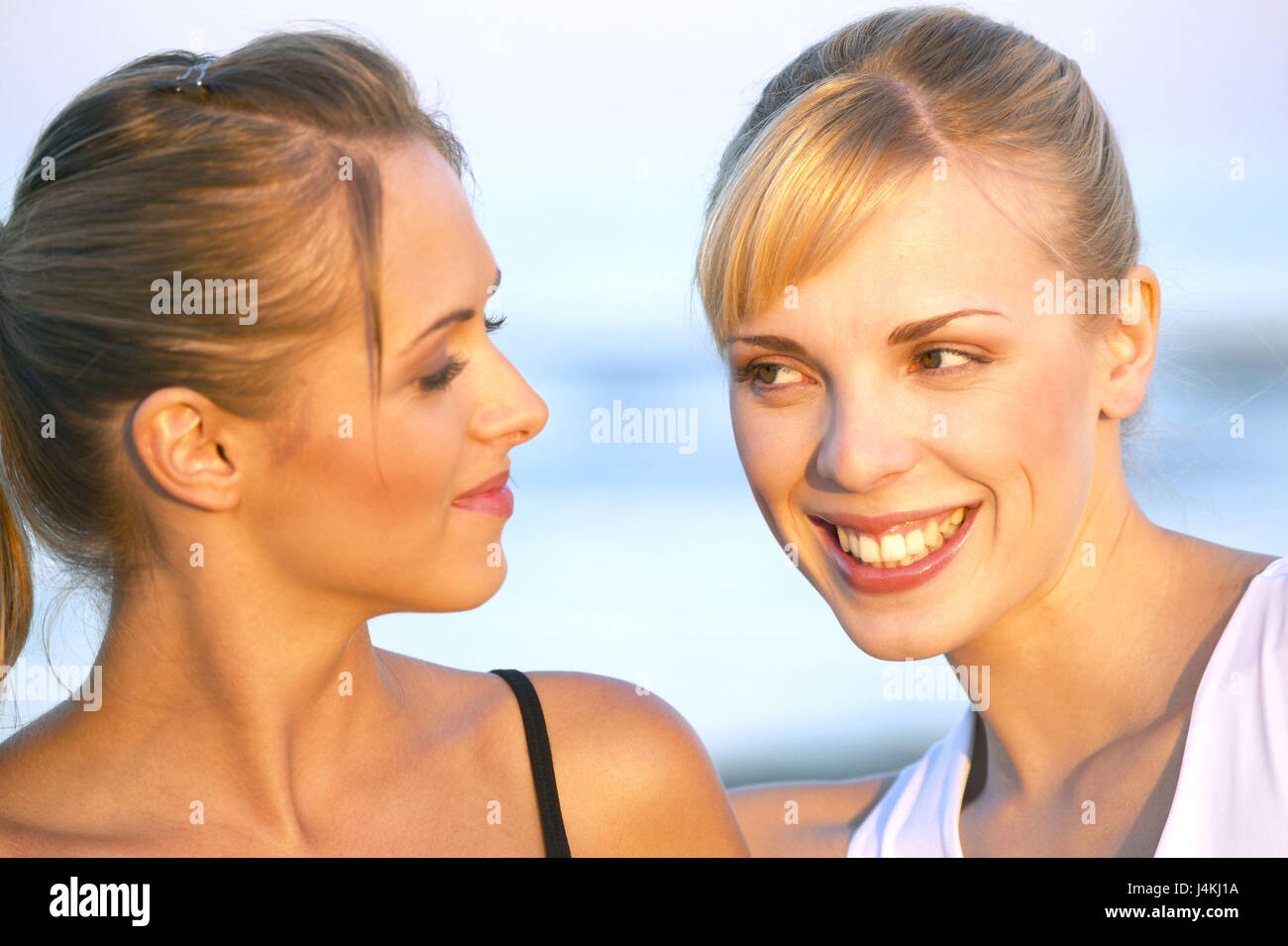 Beach, friends, happily, eye contact, portrait 20-30 years, young ...