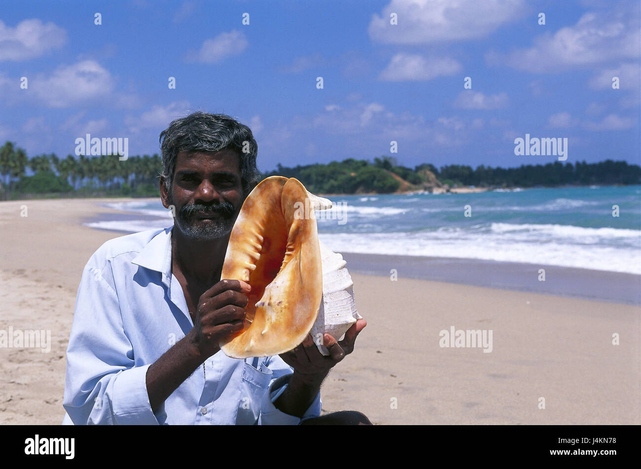 Sri Lanka, Trincomalee, sea, beach, man, mussel, show, no model release ...