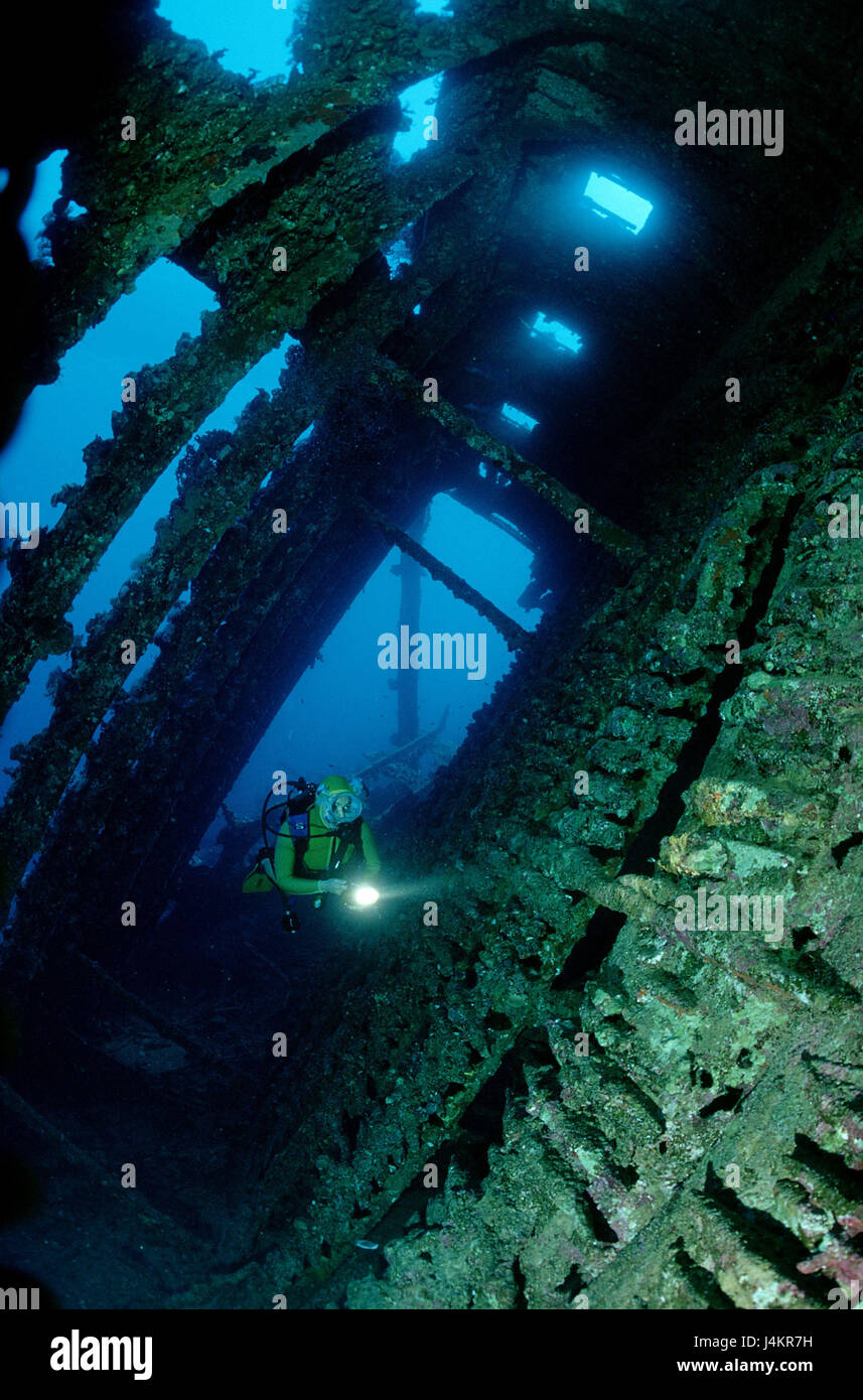 Diver, ship wreck, wreck diving Stock Photo - Alamy