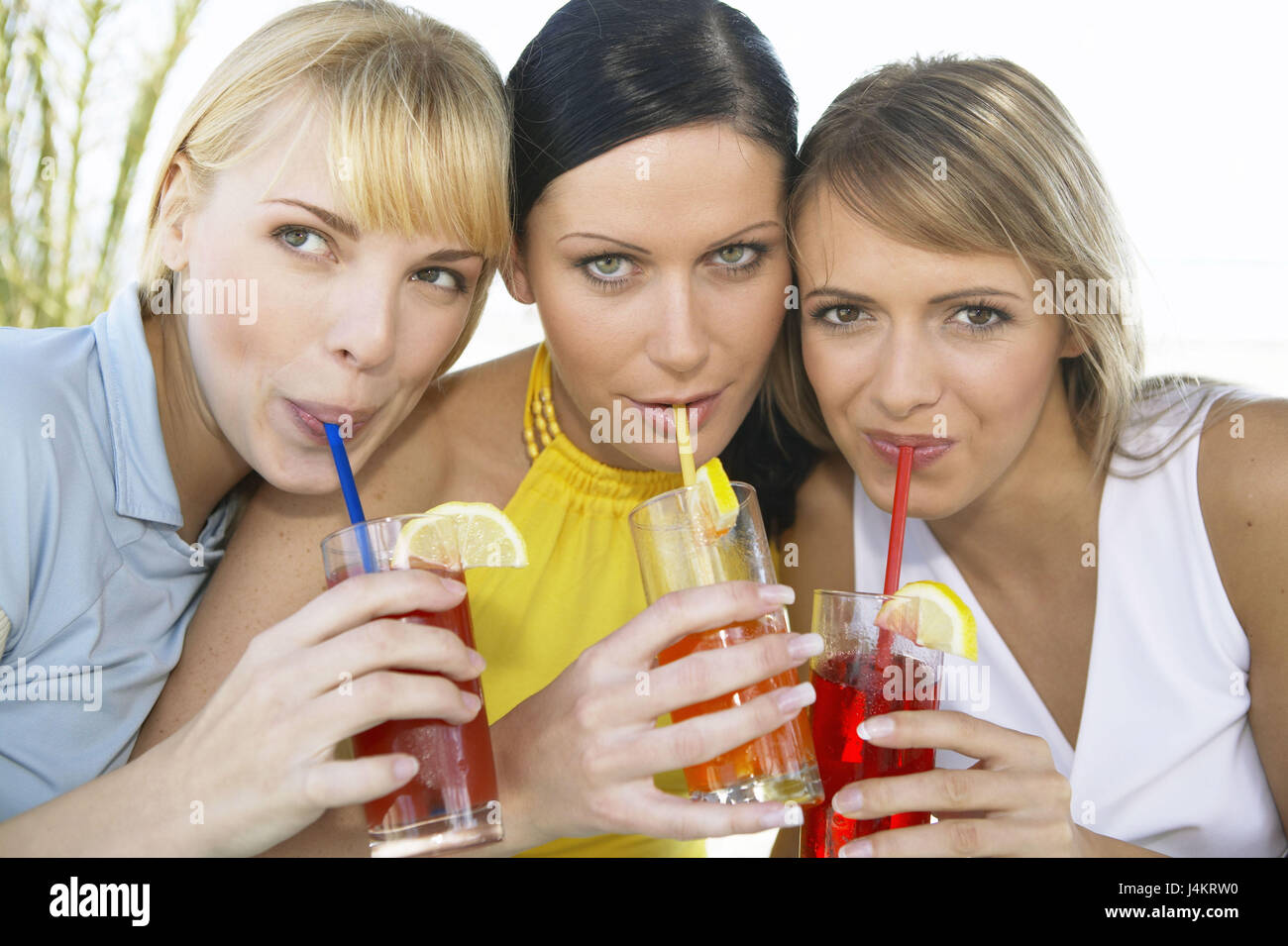 Runable aground, women, three, long drinks, happily, portrait 20-30 ...