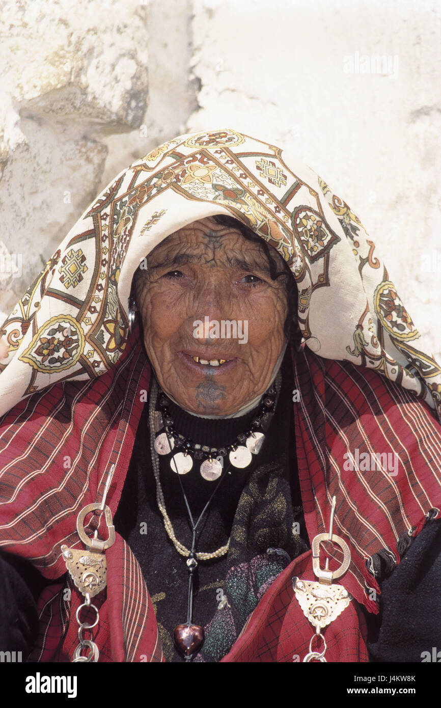 Tunisia, region of Tataouine, Chenini, Berber's woman, portrait no ...