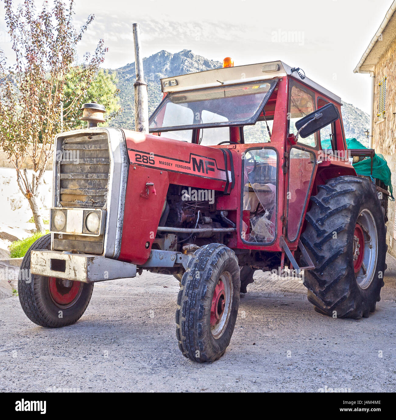 Tractor rojo hi-res stock photography and images - Alamy